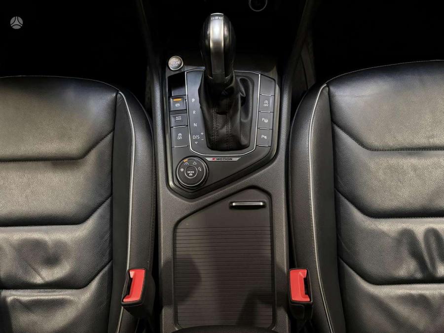 White Volkswagen Tiguan 2016 in Vilnius, with an engine capacity of 1.97 L and mileage of 290 thousand km for 17990 €, photo 23 on AUTOMOTO.COM.LV