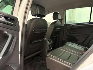 White Volkswagen Tiguan 2016 in Vilnius, with an engine capacity of 1.97 L and mileage of 290 thousand km for 17990 €, photo 30 on AUTOMOTO.COM.LV