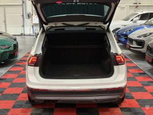 White Volkswagen Tiguan 2016 in Vilnius, with an engine capacity of 1.97 L and mileage of 290 thousand km for 17990 €, photo 33 on AUTOMOTO.COM.LV