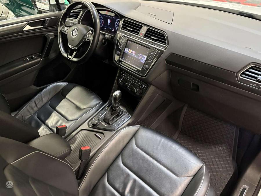 White Volkswagen Tiguan 2016 in Vilnius, with an engine capacity of 1.97 L and mileage of 290 thousand km for 17490 €, photo 17 on AUTOMOTO.COM.LV