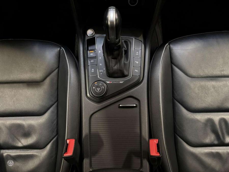 White Volkswagen Tiguan 2016 in Vilnius, with an engine capacity of 1.97 L and mileage of 290 thousand km for 17490 €, photo 23 on AUTOMOTO.COM.LV