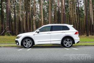 White Volkswagen Tiguan 2017 in Riga, with an engine capacity of 2.00 L and mileage of 282 thousand km for 17490 €, photo 5 on AUTOMOTO.COM.LV