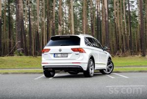 White Volkswagen Tiguan 2017 in Riga, with an engine capacity of 2.00 L and mileage of 282 thousand km for 17490 €, photo 6 on AUTOMOTO.COM.LV