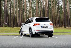 White Volkswagen Tiguan 2017 in Riga, with an engine capacity of 2.00 L and mileage of 282 thousand km for 17490 €, photo 8 on AUTOMOTO.COM.LV