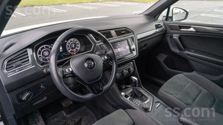 White Volkswagen Tiguan 2017 in Riga, with an engine capacity of 2.00 L and mileage of 282 thousand km for 17490 €, photo 10 on AUTOMOTO.COM.LV