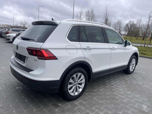 White Volkswagen Tiguan 2017 in Siauliai, with an engine capacity of 1.60 L and mileage of 240 thousand km for 11900 €, photo 5 on AUTOMOTO.COM.LV