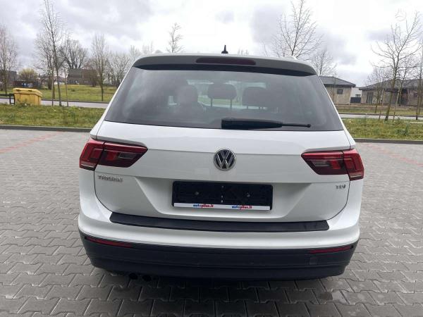 White Volkswagen Tiguan 2017 in Siauliai, with an engine capacity of 1.60 L and mileage of 240 thousand km for 11900 €, photo 6 on AUTOMOTO.COM.LV