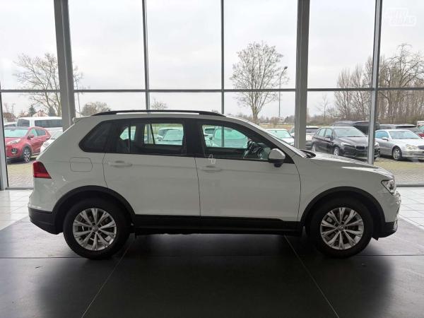 White Volkswagen Tiguan 2017 in Kaunas, with an engine capacity of 1.40 L and mileage of 51 thousand km for 22297 €, photo 5 on AUTOMOTO.COM.LV
