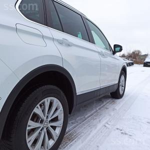 White Volkswagen Tiguan 2017 in Daugavpils, with an engine capacity of 2.00 L and mileage of 0 thousand km for 18600 €, photo 9 on AUTOMOTO.COM.LV