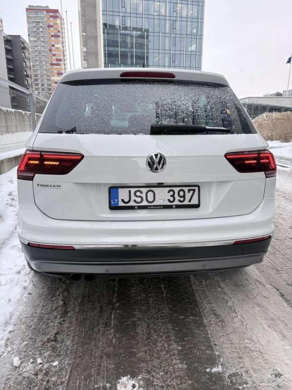 White Volkswagen Tiguan 2017 in Vilnius, with an engine capacity of 1.40 L and mileage of 147 thousand km for 18300 €, photo 3 on AUTOMOTO.COM.LV