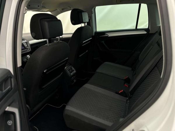 White Volkswagen Tiguan 2017 in Vilnius, with an engine capacity of 1.97 L and mileage of 252 thousand km for 12550 €, photo 10 on AUTOMOTO.COM.LV