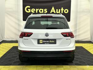 White Volkswagen Tiguan 2017 in Vilnius, with an engine capacity of 1.97 L and mileage of 252 thousand km for 11990 €, photo 5 on AUTOMOTO.COM.LV