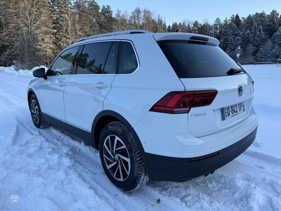 White Volkswagen Tiguan 2017 in Taurage, with an engine capacity of 1.97 L and mileage of 190 thousand km for 13500 €, photo 5 on AUTOMOTO.COM.LV