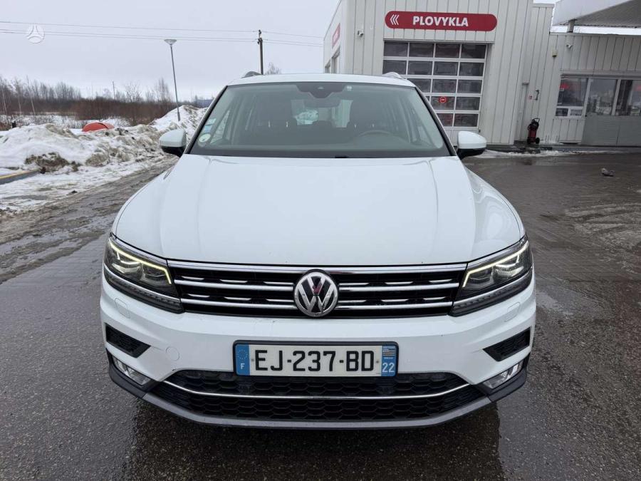 White Volkswagen Tiguan 2017 in Taurage, with an engine capacity of 1.97 L and mileage of 204 thousand km for 14900 €, photo 3 on AUTOMOTO.COM.LV
