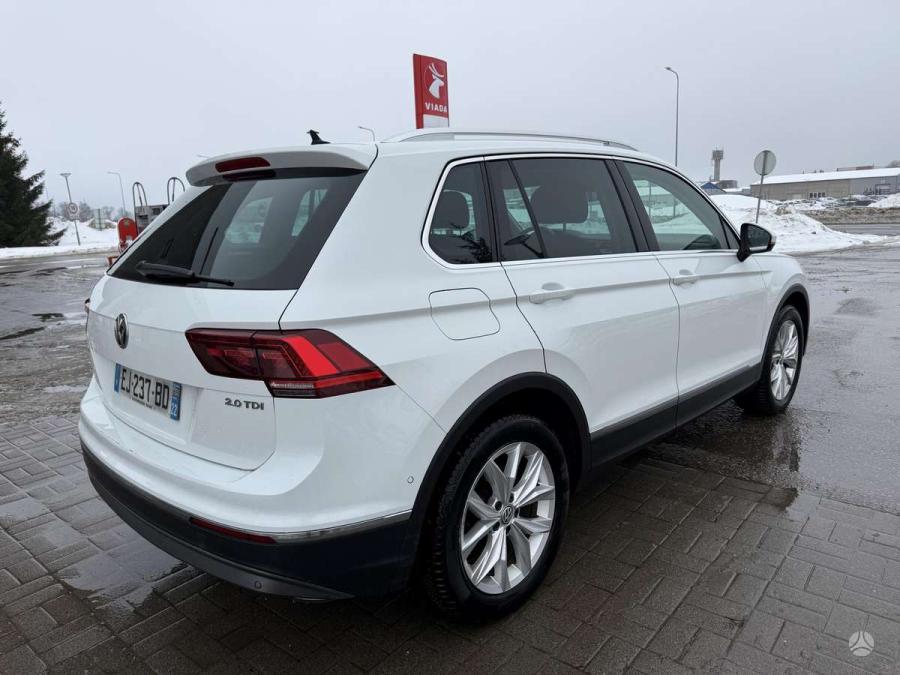 White Volkswagen Tiguan 2017 in Taurage, with an engine capacity of 1.97 L and mileage of 204 thousand km for 14900 €, photo 8 on AUTOMOTO.COM.LV