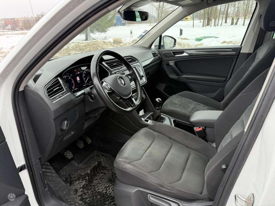 White Volkswagen Tiguan 2017 in Taurage, with an engine capacity of 1.97 L and mileage of 204 thousand km for 14900 €, photo 15 on AUTOMOTO.COM.LV