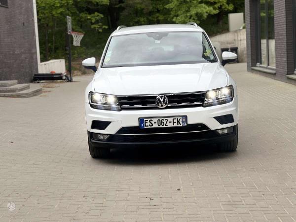 White Volkswagen Tiguan 2017 in Vilnius, with an engine capacity of 1.97 L and mileage of 131 thousand km for 13999 €, photo 3 on AUTOMOTO.COM.LV