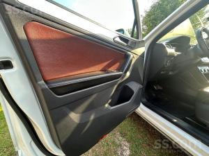 White Volkswagen Tiguan 2017 in Aluksne, with an engine capacity of 2.00 L and mileage of 353 thousand km for 15900 €, photo 8 on AUTOMOTO.COM.LV
