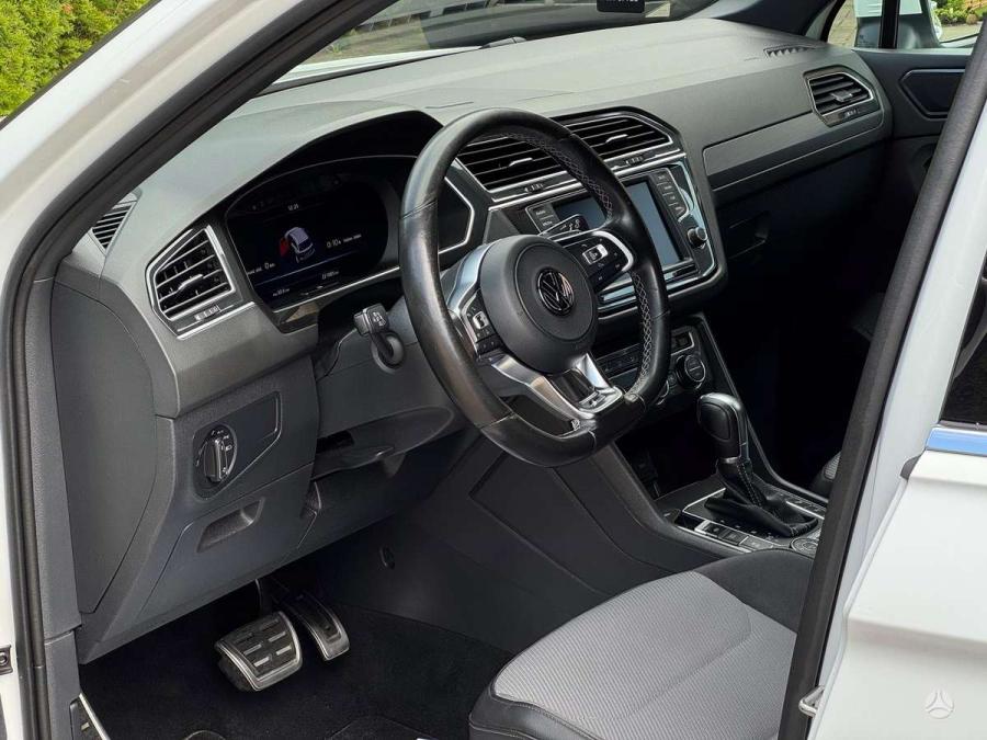 White Volkswagen Tiguan 2017 in Jonava, with an engine capacity of 1.97 L and mileage of 221 thousand km for 16700 €, photo 16 on AUTOMOTO.COM.LV