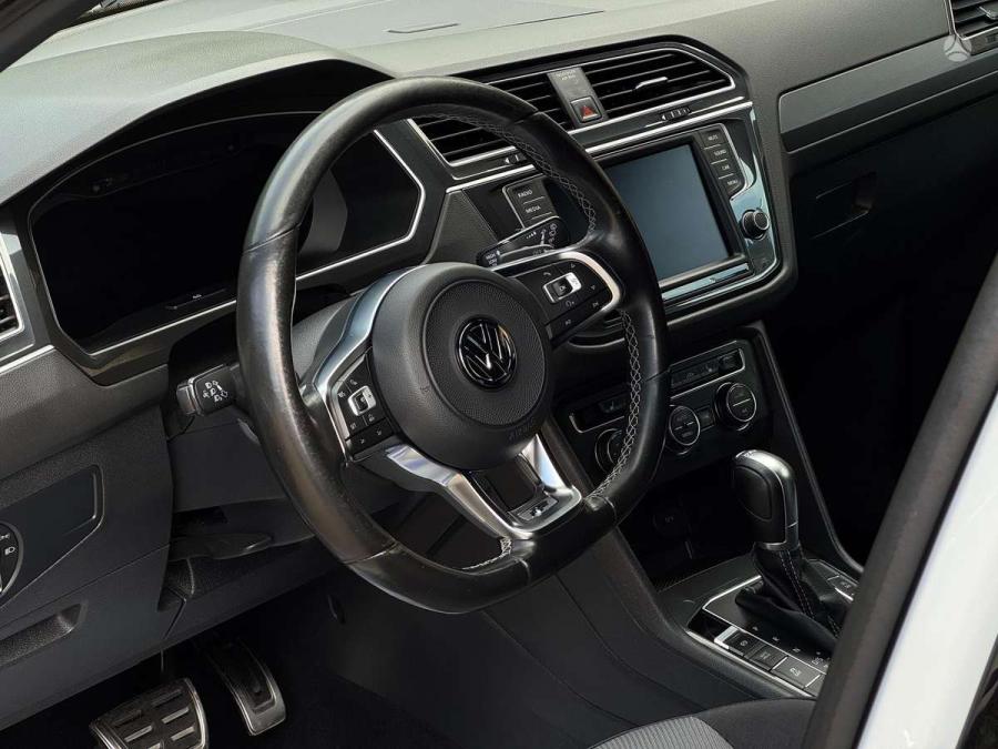 White Volkswagen Tiguan 2017 in Jonava, with an engine capacity of 1.97 L and mileage of 221 thousand km for 16700 €, photo 17 on AUTOMOTO.COM.LV