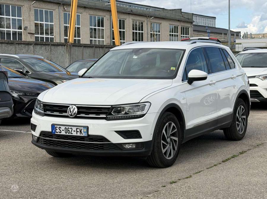 White Volkswagen Tiguan 2017 in Vilnius, with an engine capacity of 1.97 L and mileage of 131 thousand km for 13999 €, photo 4 on AUTOMOTO.COM.LV