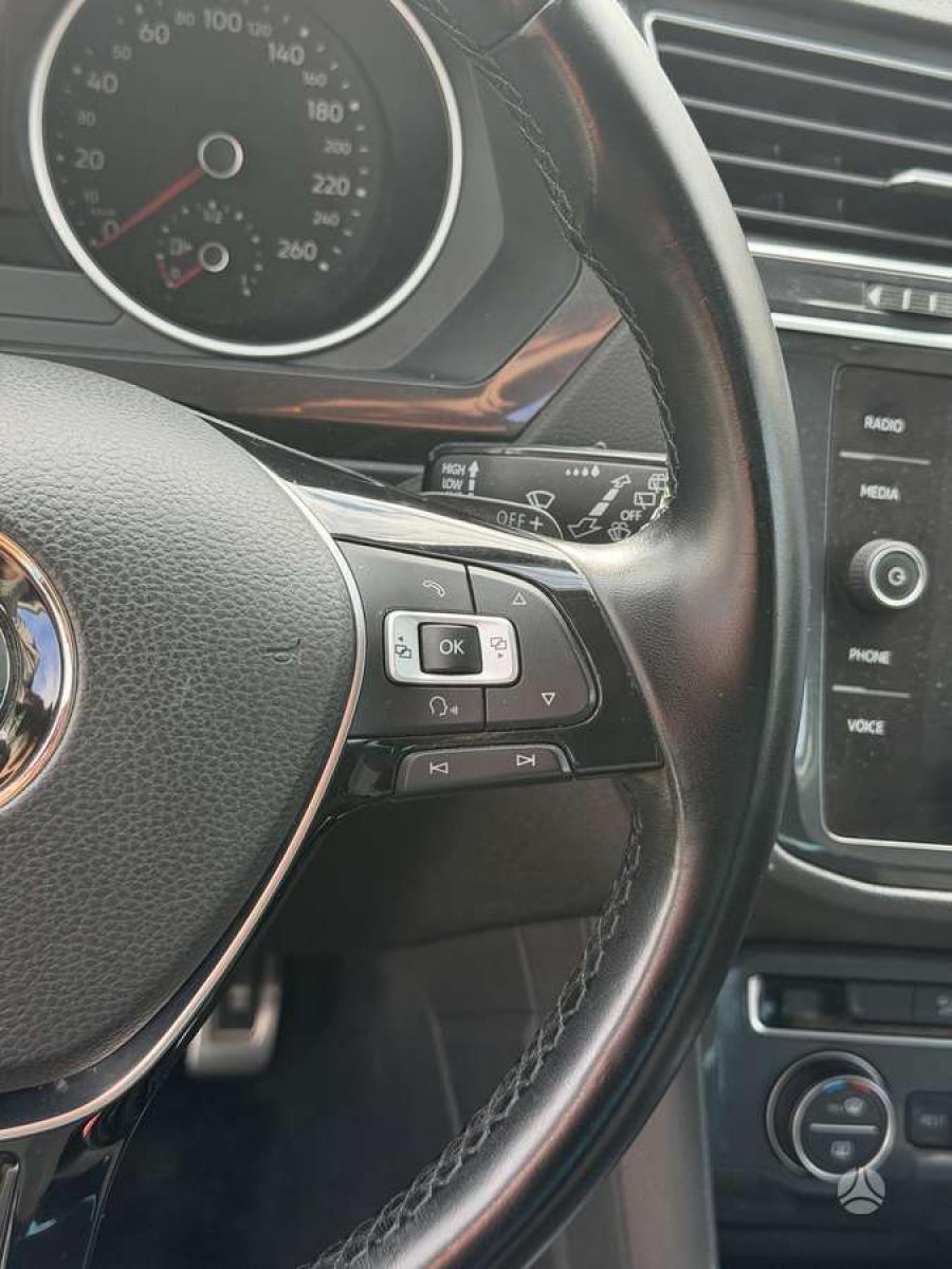 White Volkswagen Tiguan 2017 in Vilnius, with an engine capacity of 1.97 L and mileage of 131 thousand km for 13999 €, photo 19 on AUTOMOTO.COM.LV
