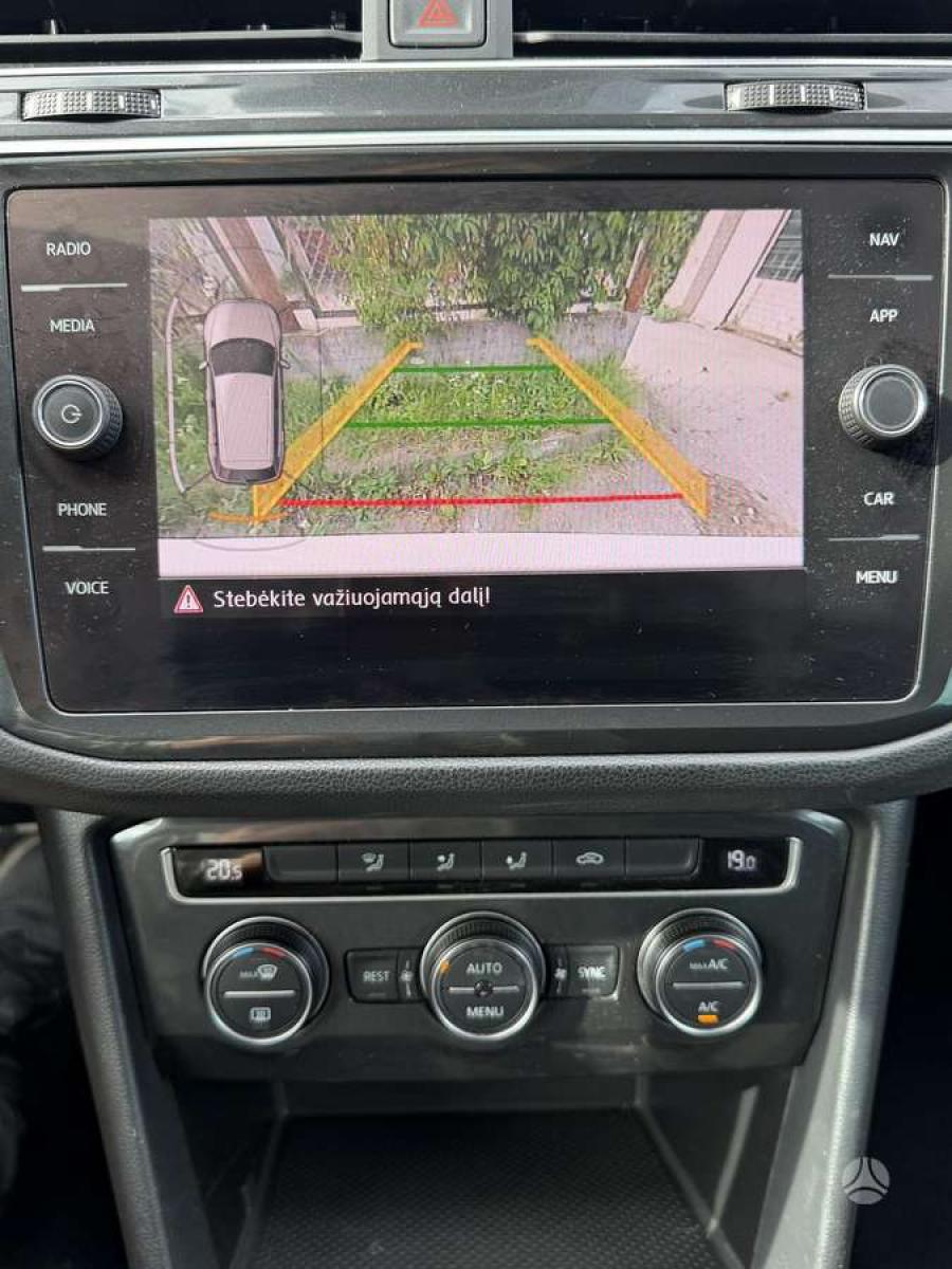 White Volkswagen Tiguan 2017 in Vilnius, with an engine capacity of 1.97 L and mileage of 131 thousand km for 13999 €, photo 22 on AUTOMOTO.COM.LV