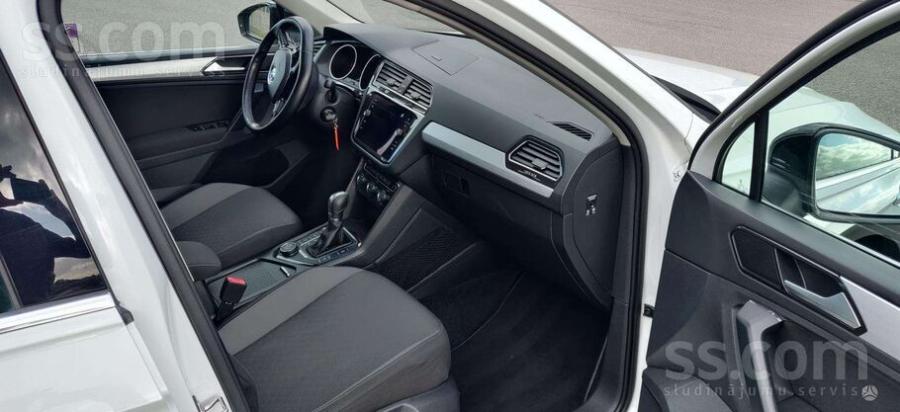 White Volkswagen Tiguan 2017 in Riga, with an engine capacity of 2.00 L and mileage of 256 thousand km for 13500 €, photo 9 on AUTOMOTO.COM.LV