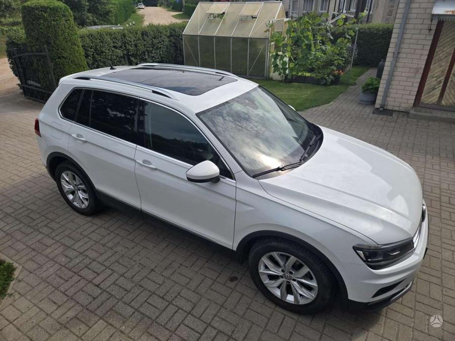 White Volkswagen Tiguan 2017 in Ukmerge, with an engine capacity of 1.97 L and mileage of 240 thousand km for 13950 €, photo 1 on AUTOMOTO.COM.LV
