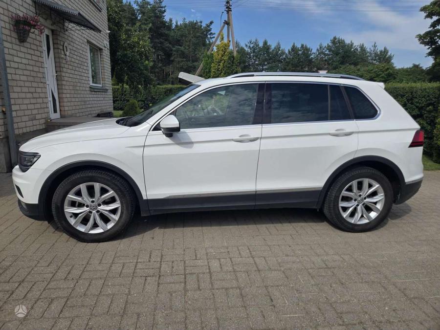White Volkswagen Tiguan 2017 in Ukmerge, with an engine capacity of 1.97 L and mileage of 240 thousand km for 13950 €, photo 5 on AUTOMOTO.COM.LV