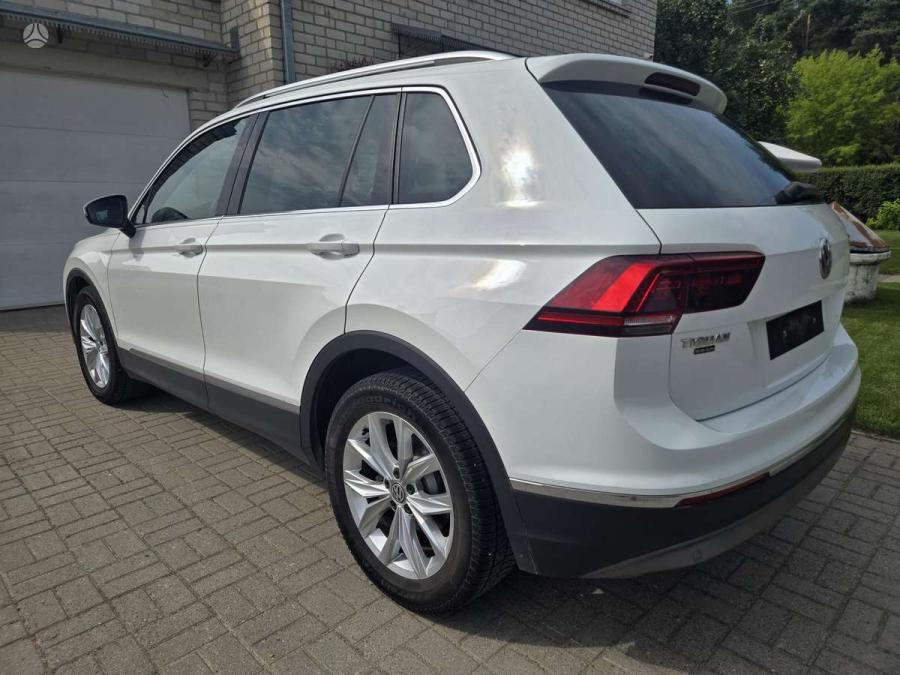 White Volkswagen Tiguan 2017 in Ukmerge, with an engine capacity of 1.97 L and mileage of 240 thousand km for 13950 €, photo 6 on AUTOMOTO.COM.LV