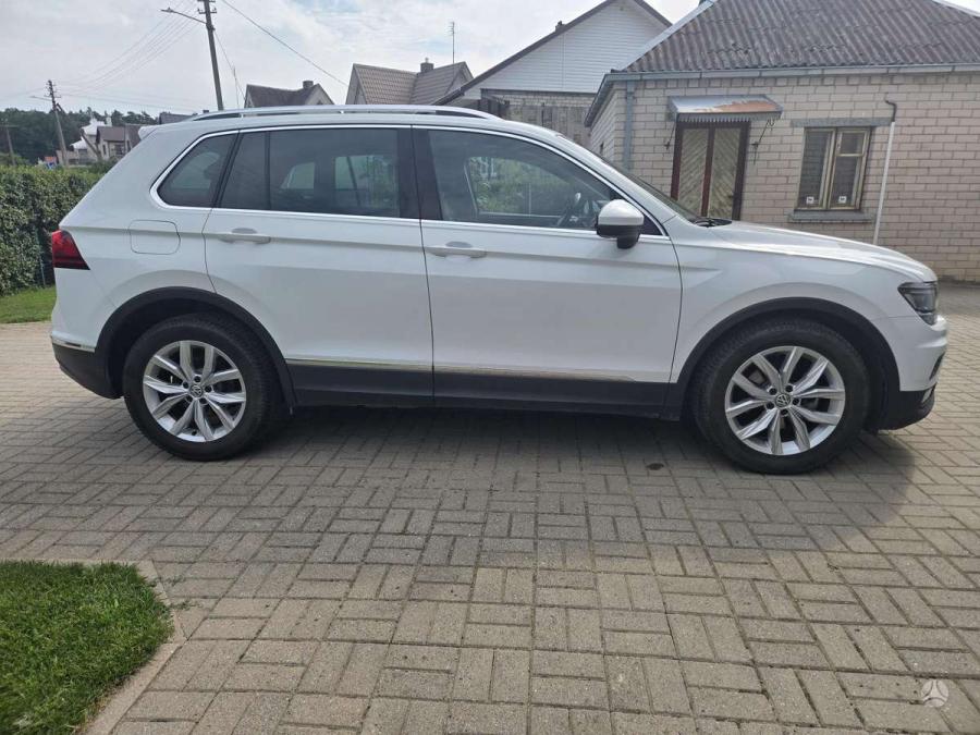 White Volkswagen Tiguan 2017 in Ukmerge, with an engine capacity of 1.97 L and mileage of 240 thousand km for 13950 €, photo 9 on AUTOMOTO.COM.LV
