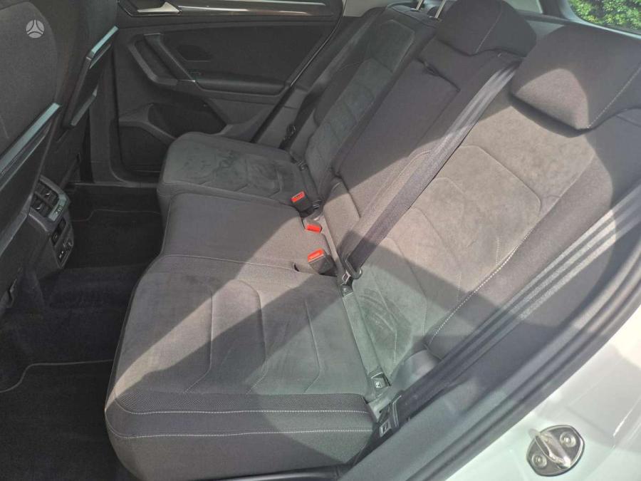 White Volkswagen Tiguan 2017 in Ukmerge, with an engine capacity of 1.97 L and mileage of 240 thousand km for 13950 €, photo 14 on AUTOMOTO.COM.LV