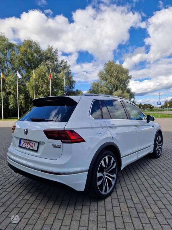 White Volkswagen Tiguan 2017 in Siauliai, with an engine capacity of 1.97 L and mileage of 277 thousand km for 16750 €, photo 8 on AUTOMOTO.COM.LV