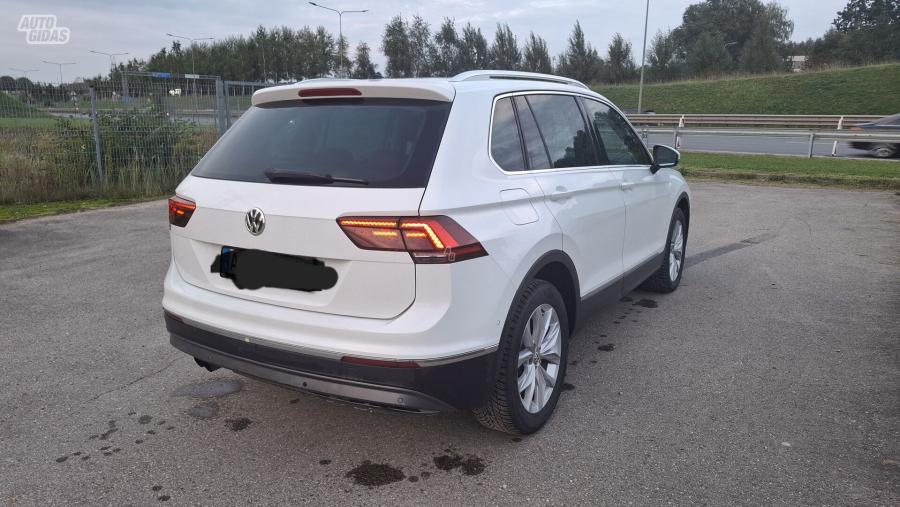 White Volkswagen Tiguan 2017 in Vilnius, with an engine capacity of 2.00 L and mileage of 500 thousand km for 8500 €, photo 6 on AUTOMOTO.COM.LV