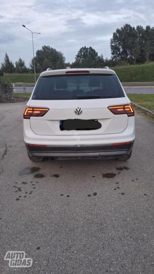 White Volkswagen Tiguan 2017 in Vilnius, with an engine capacity of 2.00 L and mileage of 500 thousand km for 8500 €, photo 7 on AUTOMOTO.COM.LV