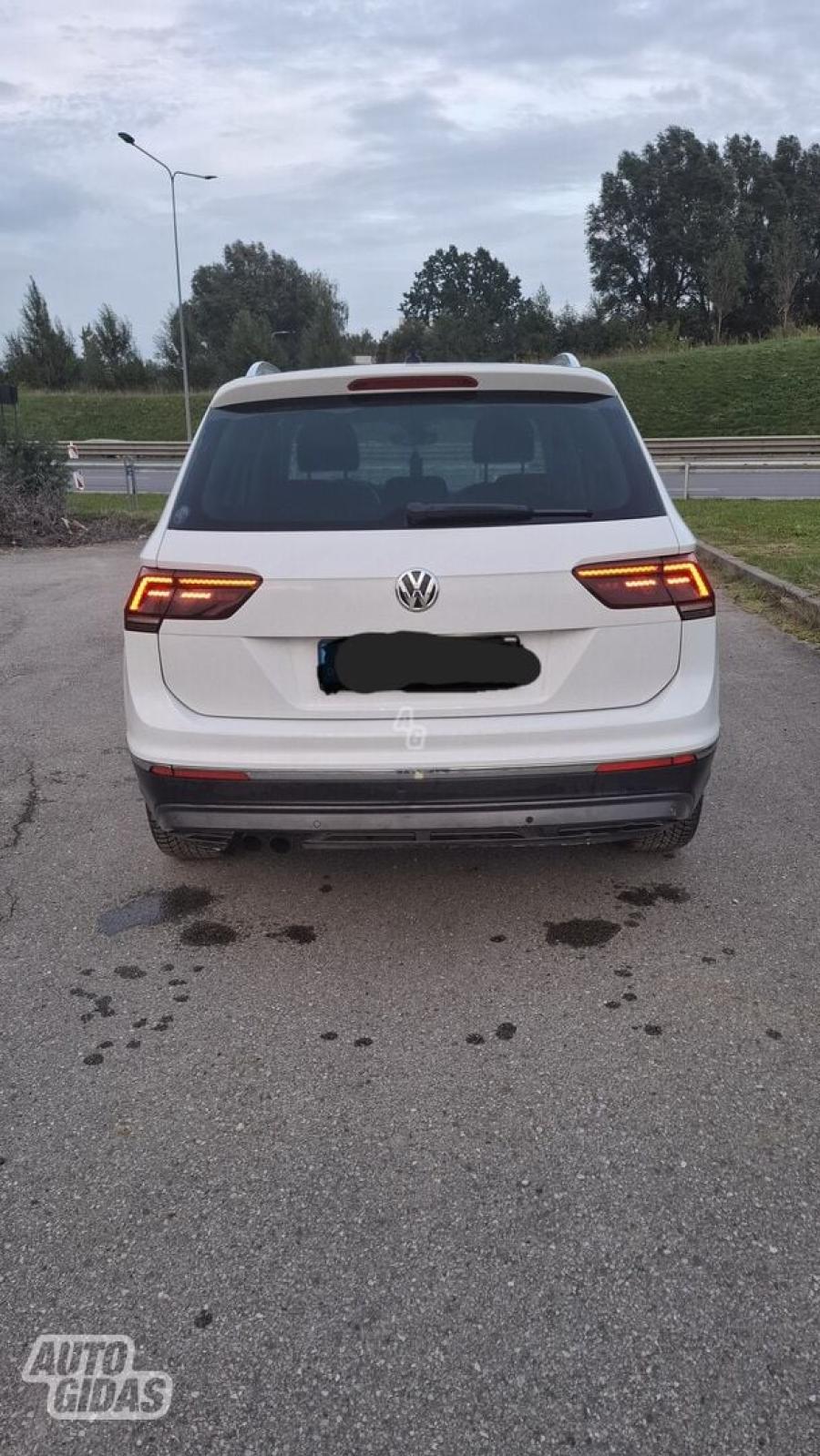 White Volkswagen Tiguan 2017 in Vilnius, with an engine capacity of 2.00 L and mileage of 500 thousand km for 8500 €, photo 7 on AUTOMOTO.COM.LV