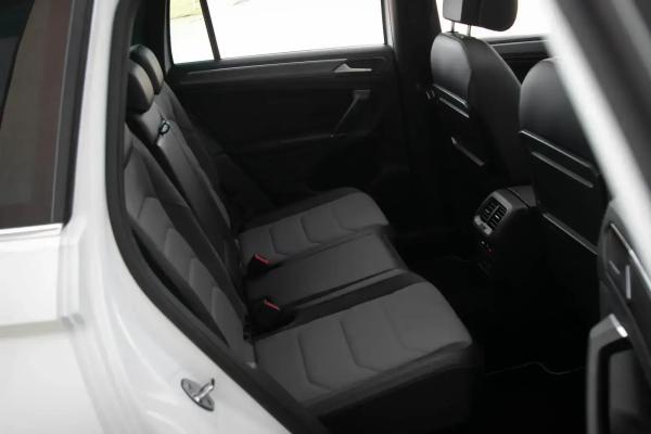 Volkswagen Tiguan 2017 in Tukums on AUTOMOTO.COM.LV White Volkswagen Tiguan 2017 in Tukums, with an engine capacity of 2.00 L and mileage of 225 thousand km for 17990 β¬, photo 9 on AUTOMOTO.COM.LV