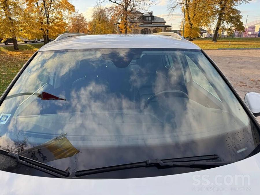 White Volkswagen Tiguan 2017 in Riga, with an engine capacity of 2.00 L and mileage of 264 thousand km for 16500 €, photo 6 on AUTOMOTO.COM.LV