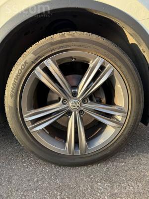 White Volkswagen Tiguan 2017 in Riga, with an engine capacity of 2.00 L and mileage of 264 thousand km for 16500 €, photo 8 on AUTOMOTO.COM.LV