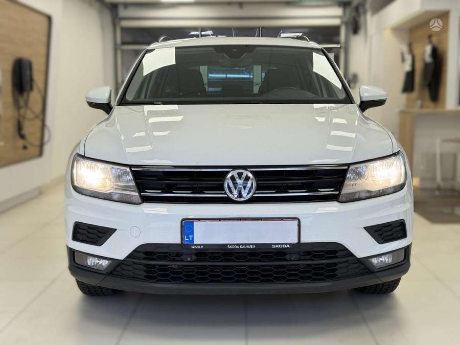 White Volkswagen Tiguan 2018 in Kaunas, with an engine capacity of 1.97 L and mileage of 351 thousand km for 10650 €, photo 2 on AUTOMOTO.COM.LV