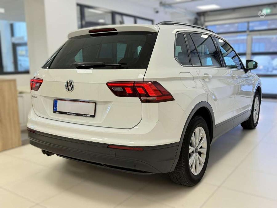 White Volkswagen Tiguan 2018 in Kaunas, with an engine capacity of 1.97 L and mileage of 351 thousand km for 10650 €, photo 4 on AUTOMOTO.COM.LV