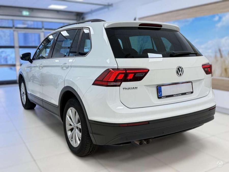 White Volkswagen Tiguan 2018 in Kaunas, with an engine capacity of 1.97 L and mileage of 351 thousand km for 10650 €, photo 5 on AUTOMOTO.COM.LV