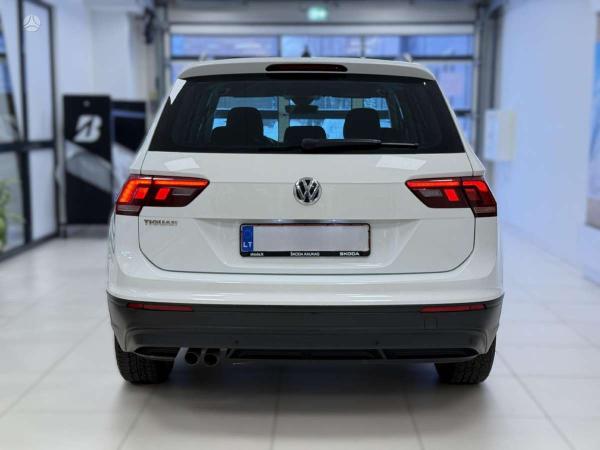 White Volkswagen Tiguan 2018 in Kaunas, with an engine capacity of 1.97 L and mileage of 351 thousand km for 10650 €, photo 6 on AUTOMOTO.COM.LV