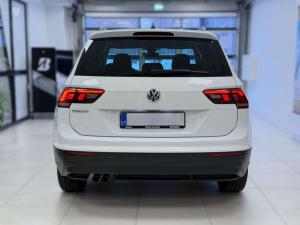 White Volkswagen Tiguan 2018 in Kaunas, with an engine capacity of 1.97 L and mileage of 351 thousand km for 10650 €, photo 6 on AUTOMOTO.COM.LV