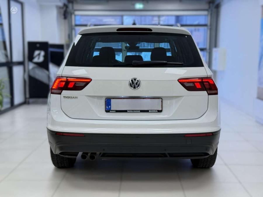 White Volkswagen Tiguan 2018 in Kaunas, with an engine capacity of 1.97 L and mileage of 351 thousand km for 10650 €, photo 6 on AUTOMOTO.COM.LV