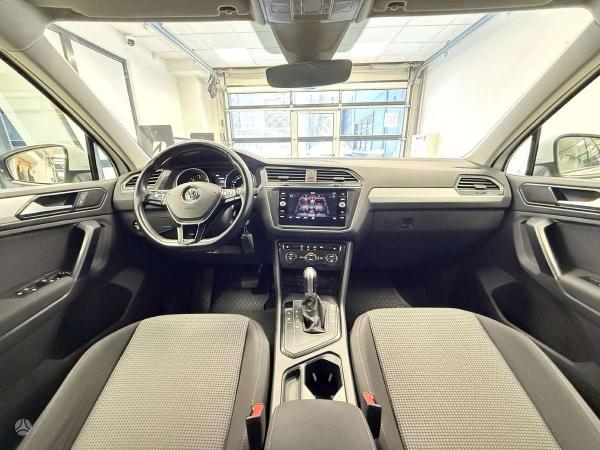White Volkswagen Tiguan 2018 in Kaunas, with an engine capacity of 1.97 L and mileage of 351 thousand km for 10650 €, photo 8 on AUTOMOTO.COM.LV