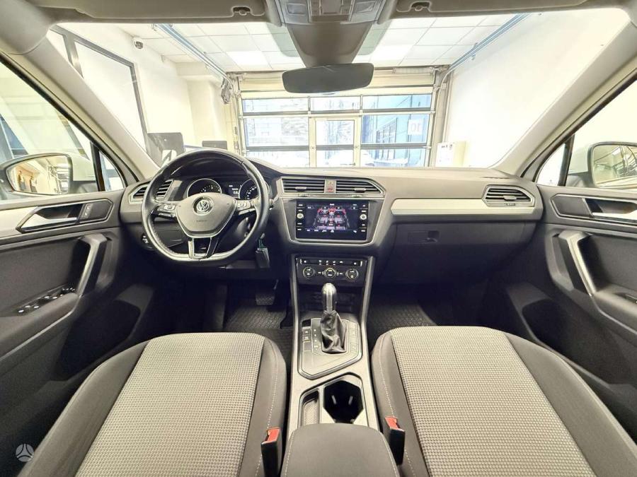 White Volkswagen Tiguan 2018 in Kaunas, with an engine capacity of 1.97 L and mileage of 351 thousand km for 10650 €, photo 8 on AUTOMOTO.COM.LV