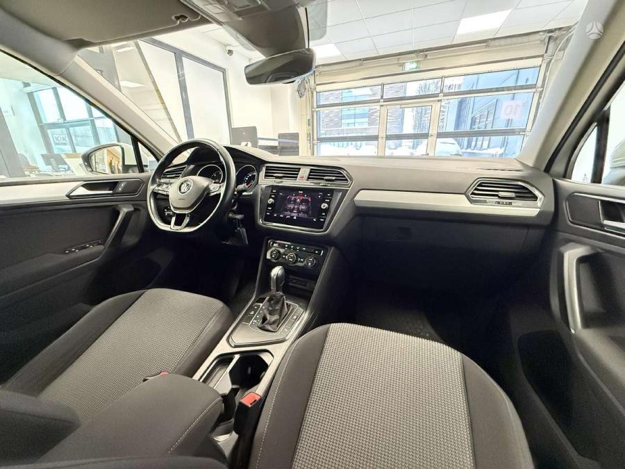White Volkswagen Tiguan 2018 in Kaunas, with an engine capacity of 1.97 L and mileage of 351 thousand km for 10650 €, photo 9 on AUTOMOTO.COM.LV