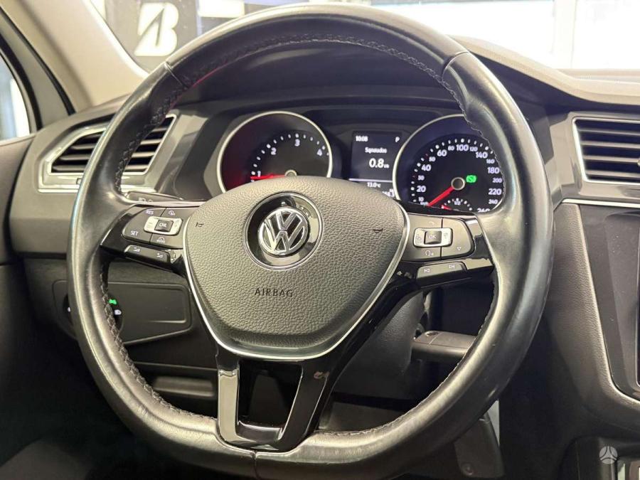 White Volkswagen Tiguan 2018 in Kaunas, with an engine capacity of 1.97 L and mileage of 351 thousand km for 10650 €, photo 10 on AUTOMOTO.COM.LV